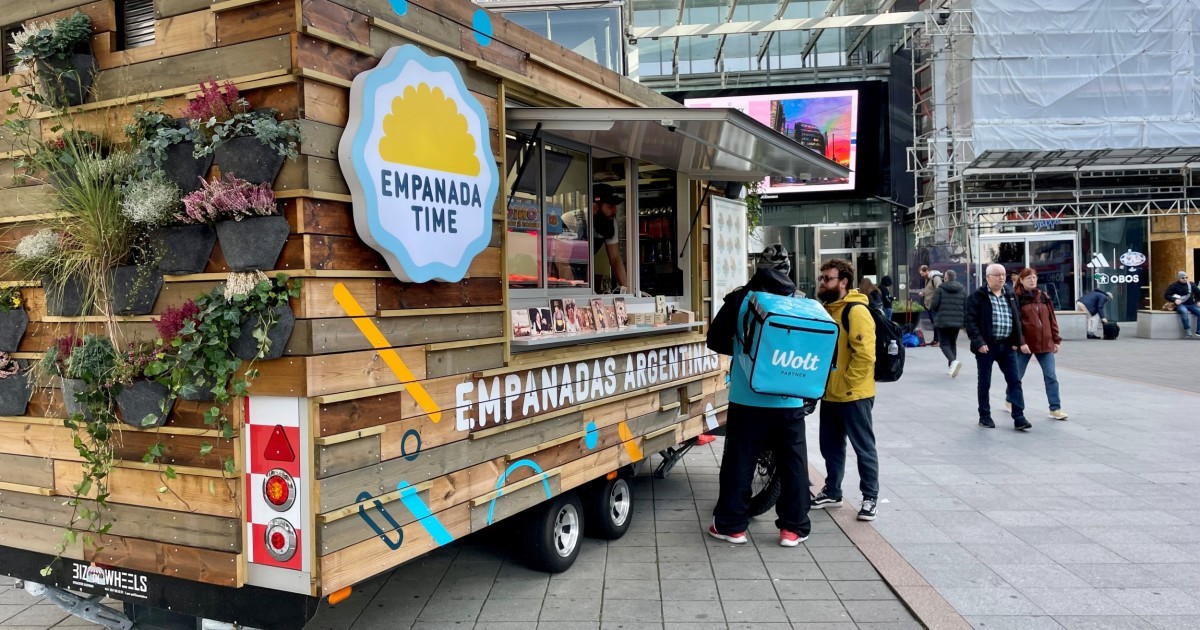 A SUCCESS - TASTY EMPANADAS IN A FOOD TRUCK AT OSLO CITY'S MAIN ...